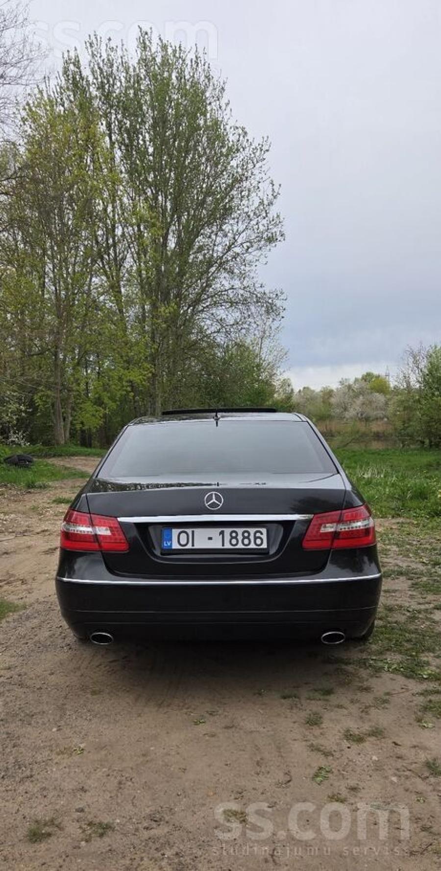 Black Mercedes-Benz E 350 2009 in Riga, with an engine capacity of 3.00 L and mileage of 327 thousand km for 7500 €, photo 4 on AUTOMOTO.COM.LV