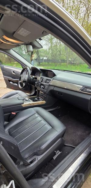 Black Mercedes-Benz E 350 2009 in Riga, with an engine capacity of 3.00 L and mileage of 327 thousand km for 7500 €, photo 8 on AUTOMOTO.COM.LV