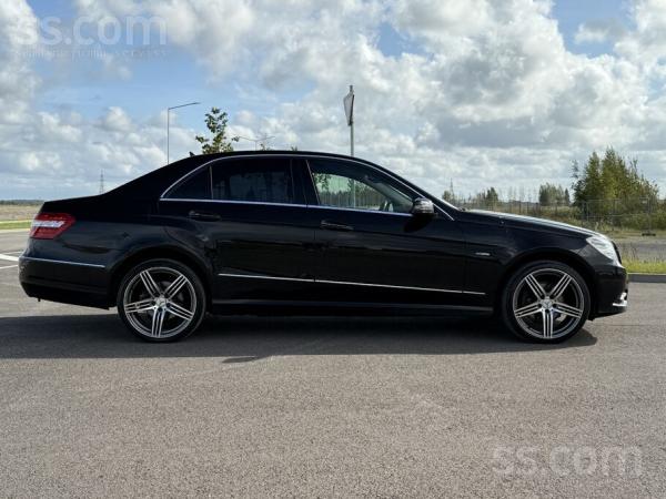 Black Mercedes-Benz E 350 2009 in Liepaja, with an engine capacity of 3.00 L and mileage of 277 thousand km for 7800 €, photo 6 on AUTOMOTO.COM.LV