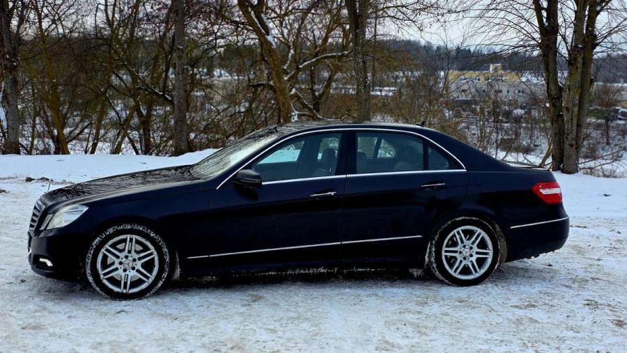 Black Mercedes-Benz E 350 2010 in Siauliai, with an engine capacity of 2.99 L and mileage of 360 thousand km for 7200 €, photo 2 on AUTOMOTO.COM.LV