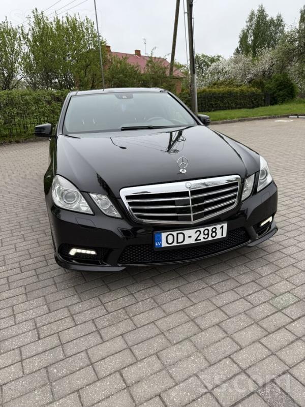 Black Mercedes-Benz E 350 2010 in Cesis, with an engine capacity of 3.00 L and mileage of 324 thousand km for 9600 €, photo 2 on AUTOMOTO.COM.LV