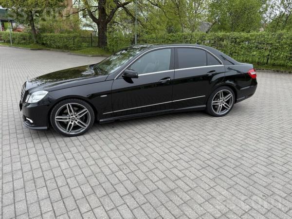 Black Mercedes-Benz E 350 2010 in Cesis, with an engine capacity of 3.00 L and mileage of 324 thousand km for 9600 €, photo 3 on AUTOMOTO.COM.LV