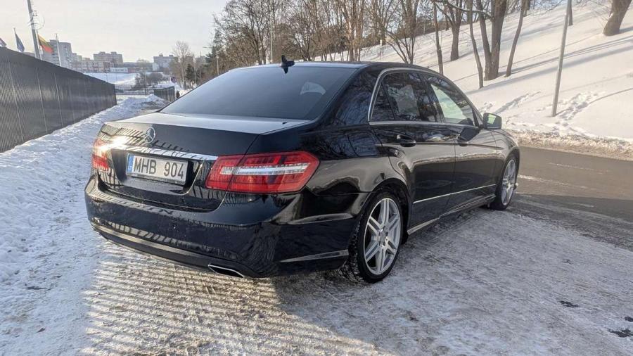 Black Mercedes-Benz E 350 2011 in Jonava, with an engine capacity of 3.00 L and mileage of 300 thousand km for 10200 €, photo 2 on AUTOMOTO.COM.LV