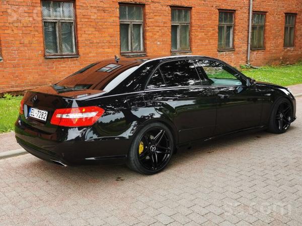 Black Mercedes-Benz E 350 2011 in Kuldiga, with an engine capacity of 3.50 L and mileage of 275 thousand km for 12500 €, photo 7 on AUTOMOTO.COM.LV