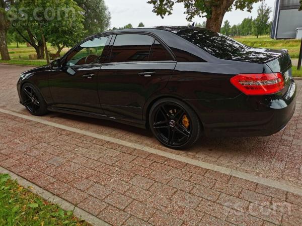 Black Mercedes-Benz E 350 2011 in Kuldiga, with an engine capacity of 3.50 L and mileage of 275 thousand km for 12500 €, photo 8 on AUTOMOTO.COM.LV