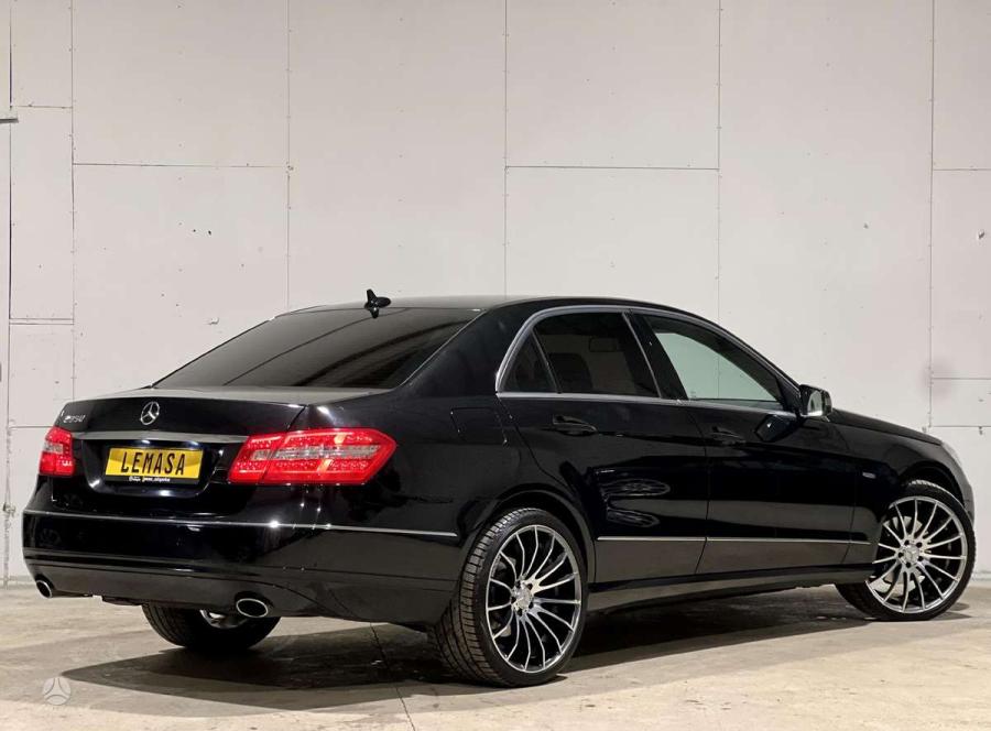 Melns Mercedes-Benz E 350 2012 Klaipėda, ar dzinēja tilpumu 3.50 L un nobraukumu 206 tūkst. km par 8999 €, foto 32 vietnē AUTOMOTO.COM.LV