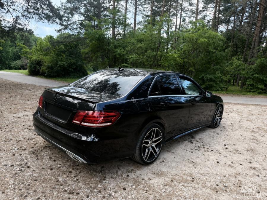 Black Mercedes-Benz E 350 2013 in Vilnius, with an engine capacity of 3.00 L and mileage of 253 thousand km for 12000 €, photo 4 on AUTOMOTO.COM.LV