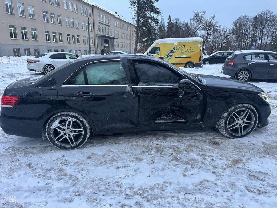 Black Mercedes-Benz E 350 2014 in Vilnius, with an engine capacity of 3.00 L and mileage of 196 thousand km for 9850 €, photo 8 on AUTOMOTO.COM.LV