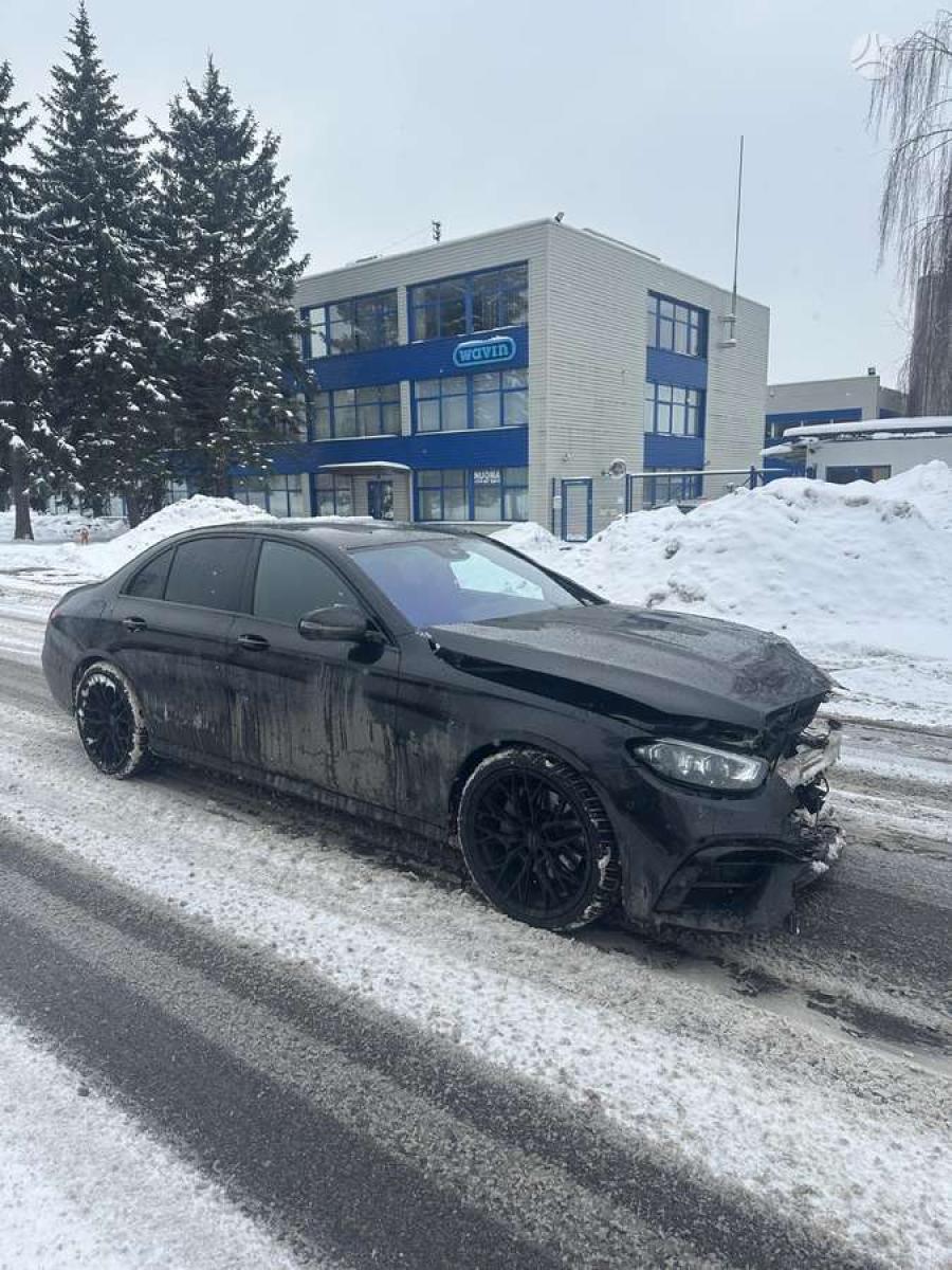 Melns Mercedes-Benz E 350 2016 Viļņa, ar dzinēja tilpumu 2.99 L un nobraukumu 173 tūkst. km par 10500 €, foto 1 vietnē AUTOMOTO.COM.LV