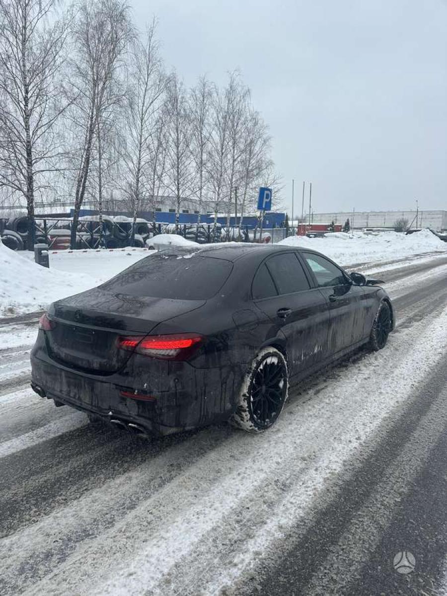 Melns Mercedes-Benz E 350 2016 Viļņa, ar dzinēja tilpumu 2.99 L un nobraukumu 173 tūkst. km par 10500 €, foto 2 vietnē AUTOMOTO.COM.LV