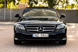 Black Mercedes-Benz E 350 2016 in Jelgava, with an engine capacity of 2.00 L and mileage of 246 thousand km for 21900 €, photo 4 on AUTOMOTO.COM.LV