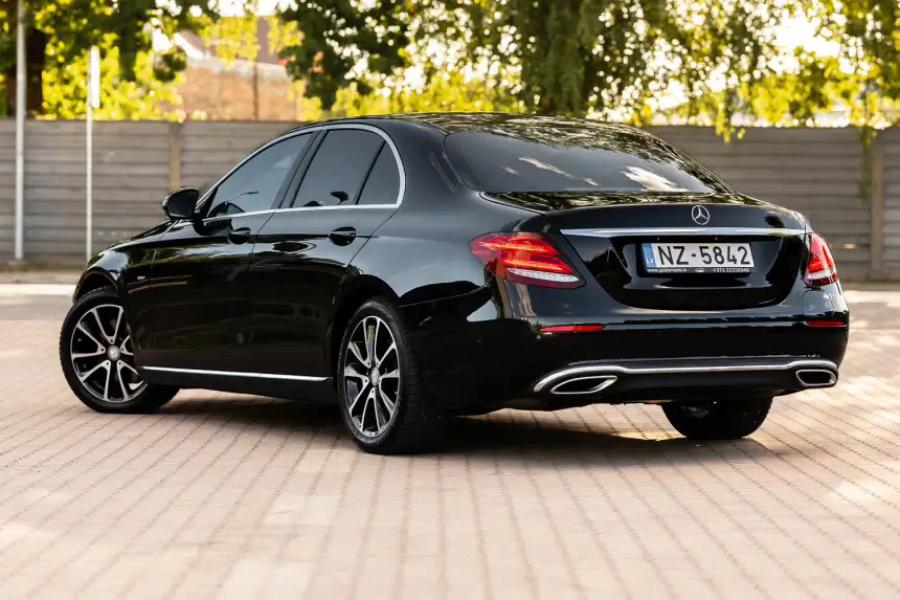 Black Mercedes-Benz E 350 2016 in Jelgava, with an engine capacity of 2.00 L and mileage of 246 thousand km for 21900 €, photo 5 on AUTOMOTO.COM.LV