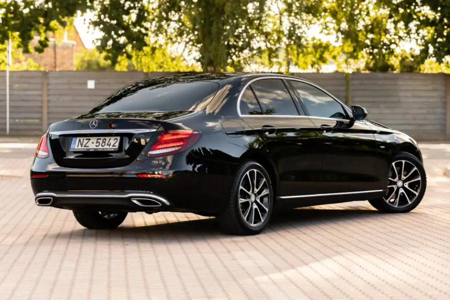 Black Mercedes-Benz E 350 2016 in Jelgava, with an engine capacity of 2.00 L and mileage of 246 thousand km for 21900 €, photo 6 on AUTOMOTO.COM.LV