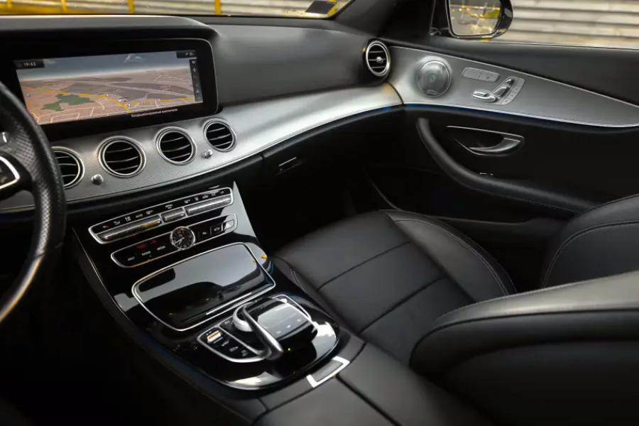 Black Mercedes-Benz E 350 2016 in Jelgava, with an engine capacity of 2.00 L and mileage of 246 thousand km for 21900 €, photo 18 on AUTOMOTO.COM.LV