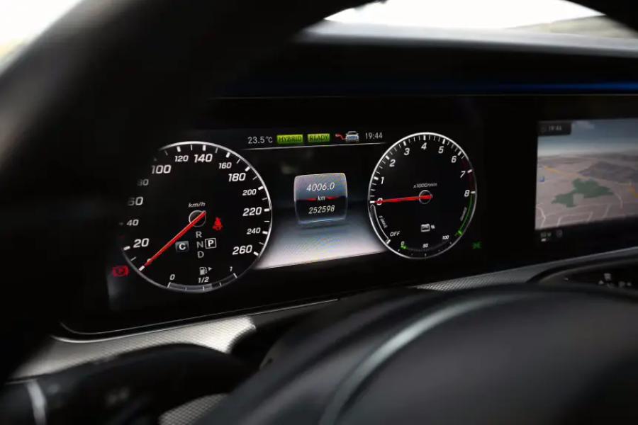 Black Mercedes-Benz E 350 2016 in Jelgava, with an engine capacity of 2.00 L and mileage of 246 thousand km for 21900 €, photo 19 on AUTOMOTO.COM.LV