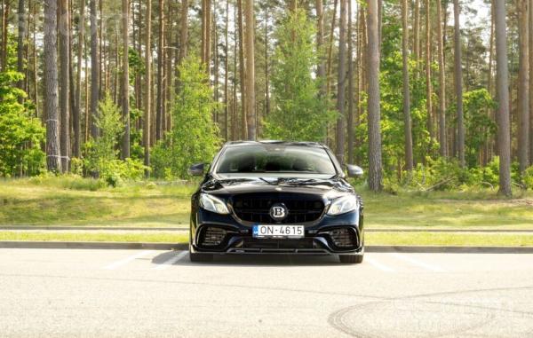 Black Mercedes-Benz E 350 2016 in Riga, with an engine capacity of 2.00 L and mileage of 208 thousand km for 25990 €, photo 3 on AUTOMOTO.COM.LV