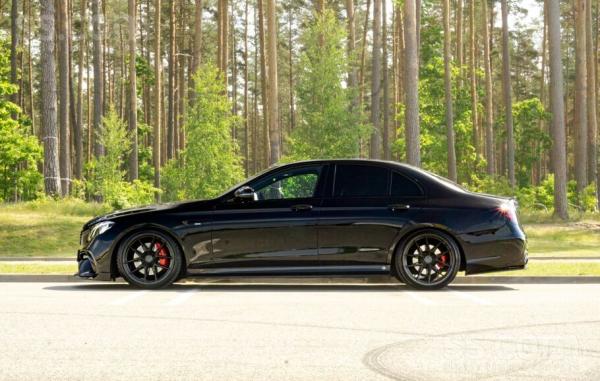 Black Mercedes-Benz E 350 2016 in Riga, with an engine capacity of 2.00 L and mileage of 208 thousand km for 25990 €, photo 4 on AUTOMOTO.COM.LV