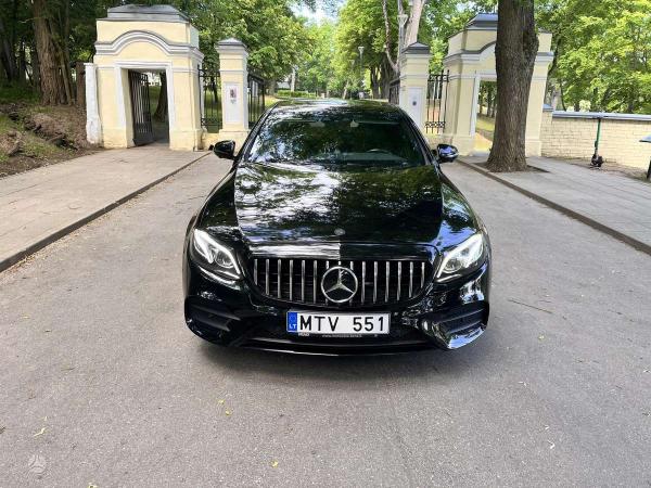 Black Mercedes-Benz E 350 2016 in Kedainiai, with an engine capacity of 2.99 L and mileage of 133 thousand km for 24199 €, photo 1 on AUTOMOTO.COM.LV