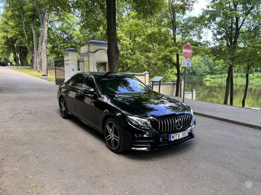 Black Mercedes-Benz E 350 2016 in Kedainiai, with an engine capacity of 2.99 L and mileage of 133 thousand km for 24199 €, photo 3 on AUTOMOTO.COM.LV
