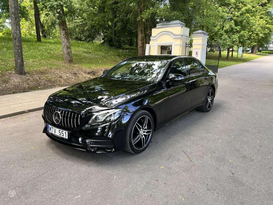 Black Mercedes-Benz E 350 2016 in Kedainiai, with an engine capacity of 2.99 L and mileage of 133 thousand km for 24199 €, photo 4 on AUTOMOTO.COM.LV
