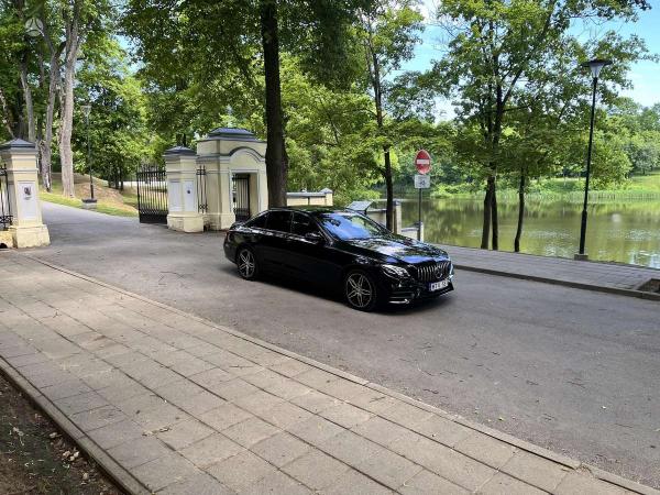 Black Mercedes-Benz E 350 2016 in Kedainiai, with an engine capacity of 2.99 L and mileage of 133 thousand km for 24199 €, photo 4 on AUTOMOTO.COM.LV