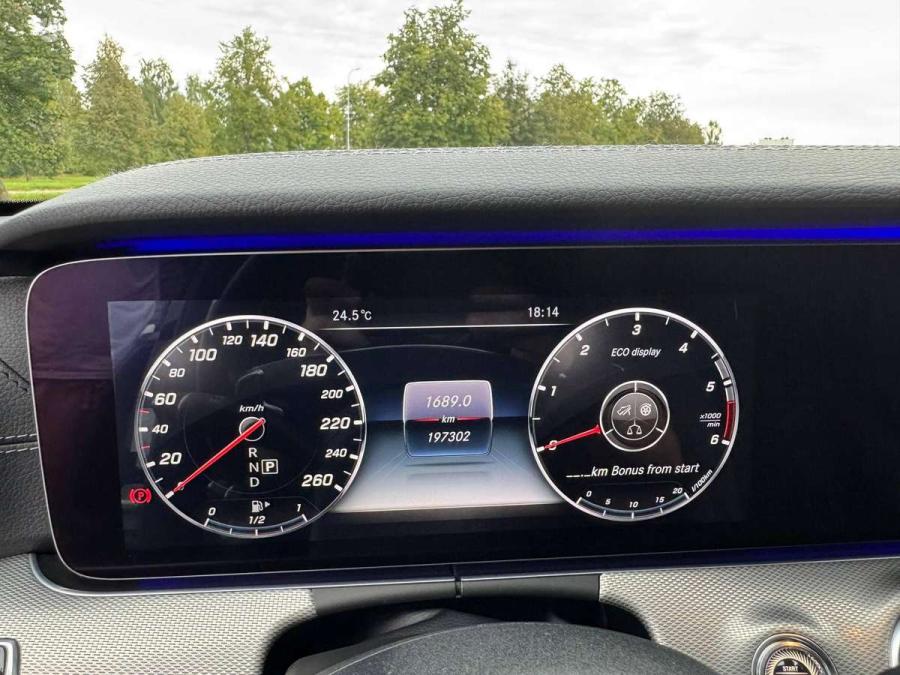 Black Mercedes-Benz E 350 2016 in Alytus, with an engine capacity of 2.99 L and mileage of 197 thousand km for 21000 €, photo 12 on AUTOMOTO.COM.LV