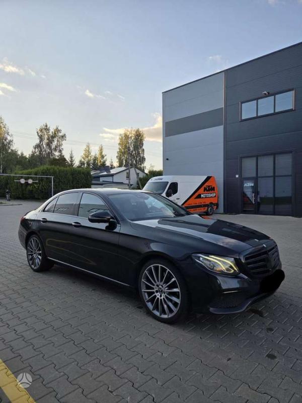 Black Mercedes-Benz E 350 2016 in Vilnius, with an engine capacity of 2.99 L and mileage of 200 thousand km for 17500 €, photo 3 on AUTOMOTO.COM.LV