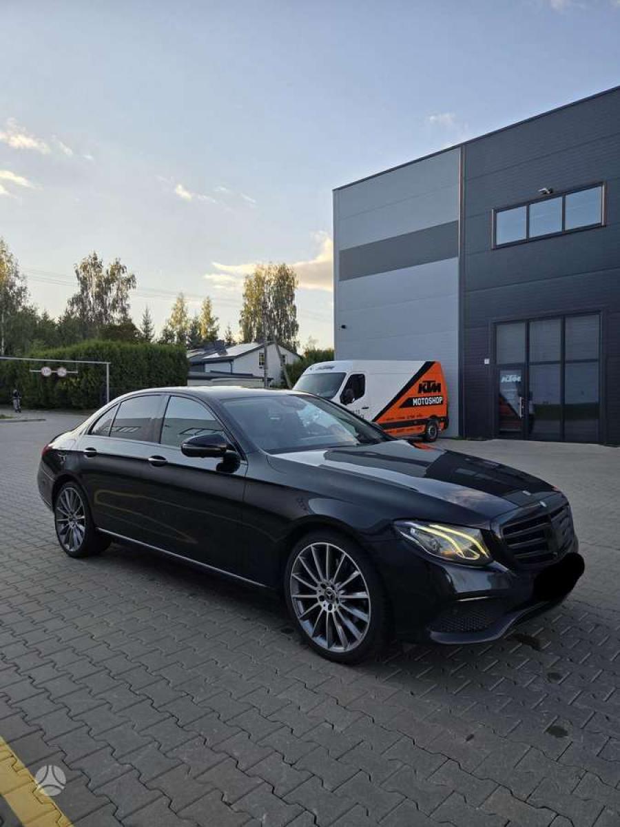 Black Mercedes-Benz E 350 2016 in Vilnius, with an engine capacity of 2.99 L and mileage of 200 thousand km for 17500 €, photo 3 on AUTOMOTO.COM.LV