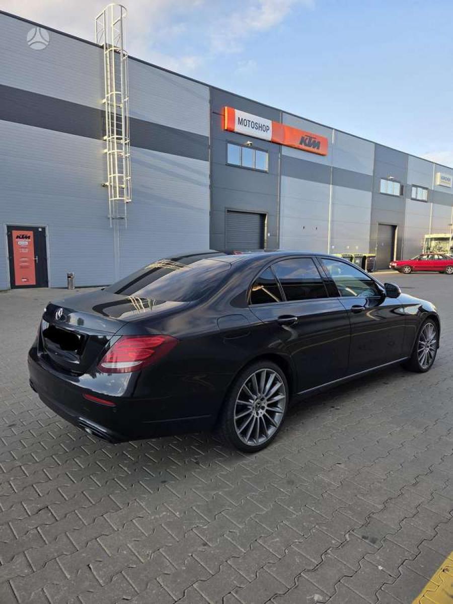 Black Mercedes-Benz E 350 2016 in Vilnius, with an engine capacity of 2.99 L and mileage of 200 thousand km for 17500 €, photo 4 on AUTOMOTO.COM.LV