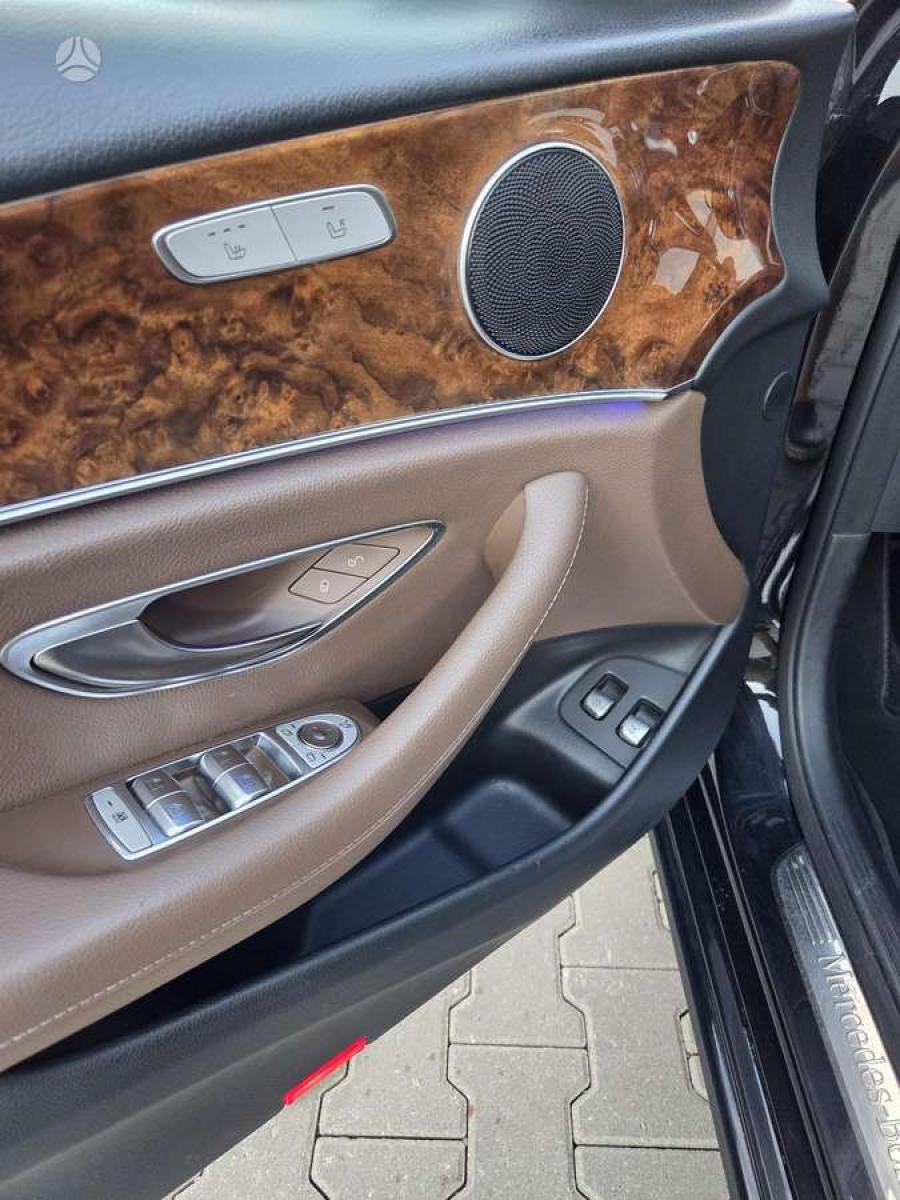 Black Mercedes-Benz E 350 2016 in Vilnius, with an engine capacity of 2.99 L and mileage of 200 thousand km for 17500 €, photo 13 on AUTOMOTO.COM.LV