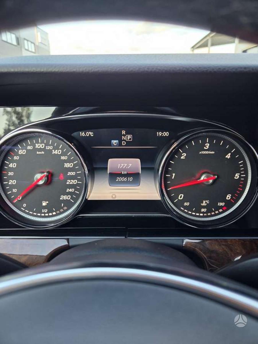 Black Mercedes-Benz E 350 2016 in Vilnius, with an engine capacity of 2.99 L and mileage of 200 thousand km for 17500 €, photo 19 on AUTOMOTO.COM.LV