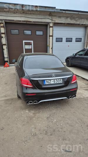 Black Mercedes-Benz E 350 2016 in Daugavpils, with an engine capacity of 3.00 L and mileage of 101 thousand km for 25000 €, photo 4 on AUTOMOTO.COM.LV