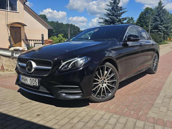 Melns Mercedes-Benz E 350 2017 Alīta, ar dzinēja tilpumu 2.99 L un nobraukumu 195 tūkst. km par 33500 €, foto 1 vietnē AUTOMOTO.COM.LV
