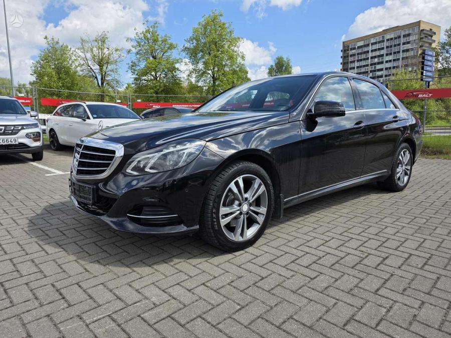 Black Mercedes-Benz E 350 2017 in Vilnius, with an engine capacity of 2.99 L and mileage of 200 thousand km for 15000 €, photo 3 on AUTOMOTO.COM.LV
