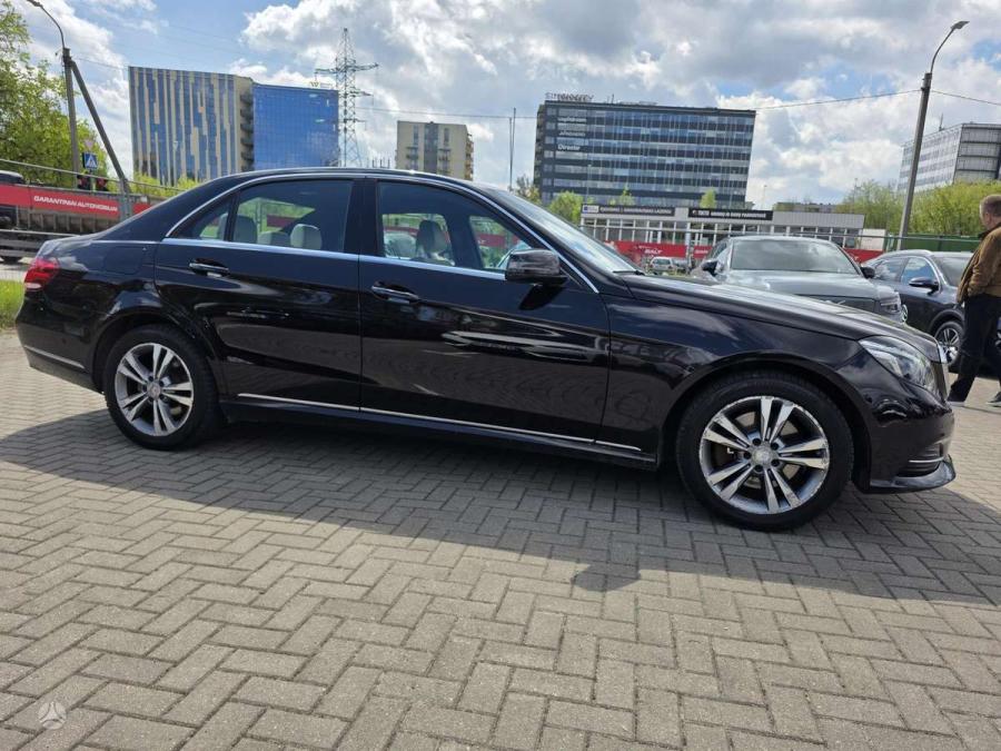 Black Mercedes-Benz E 350 2017 in Vilnius, with an engine capacity of 2.99 L and mileage of 200 thousand km for 15000 €, photo 6 on AUTOMOTO.COM.LV