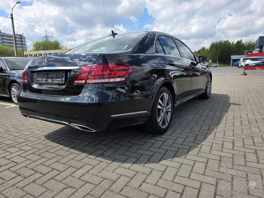 Black Mercedes-Benz E 350 2017 in Vilnius, with an engine capacity of 2.99 L and mileage of 200 thousand km for 15000 €, photo 7 on AUTOMOTO.COM.LV