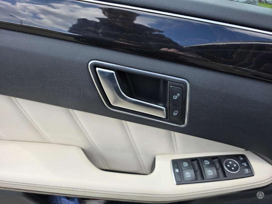 Black Mercedes-Benz E 350 2017 in Vilnius, with an engine capacity of 2.99 L and mileage of 200 thousand km for 15000 €, photo 17 on AUTOMOTO.COM.LV
