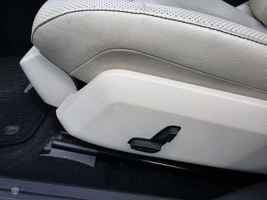 Black Mercedes-Benz E 350 2017 in Vilnius, with an engine capacity of 2.99 L and mileage of 200 thousand km for 15000 €, photo 18 on AUTOMOTO.COM.LV
