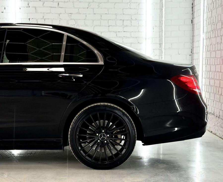 Black Mercedes-Benz E 350 2019 in Taurage, with an engine capacity of 1.99 L and mileage of 213 thousand km for 19118 €, photo 20 on AUTOMOTO.COM.LV