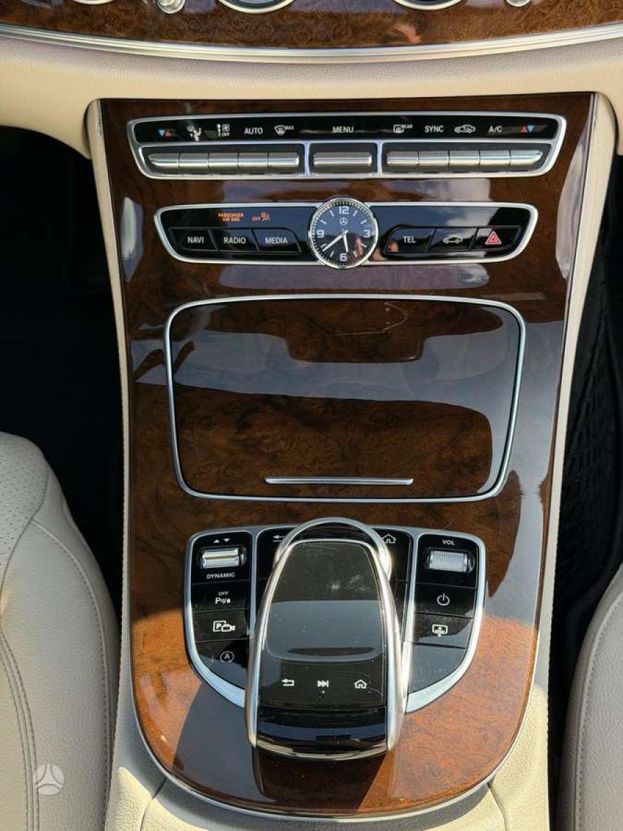 Melns Mercedes-Benz E 350 2020 Klaipėda, ar dzinēja tilpumu 2.00 L un nobraukumu 55 tūkst. km par 34700 €, foto 18 vietnē AUTOMOTO.COM.LV