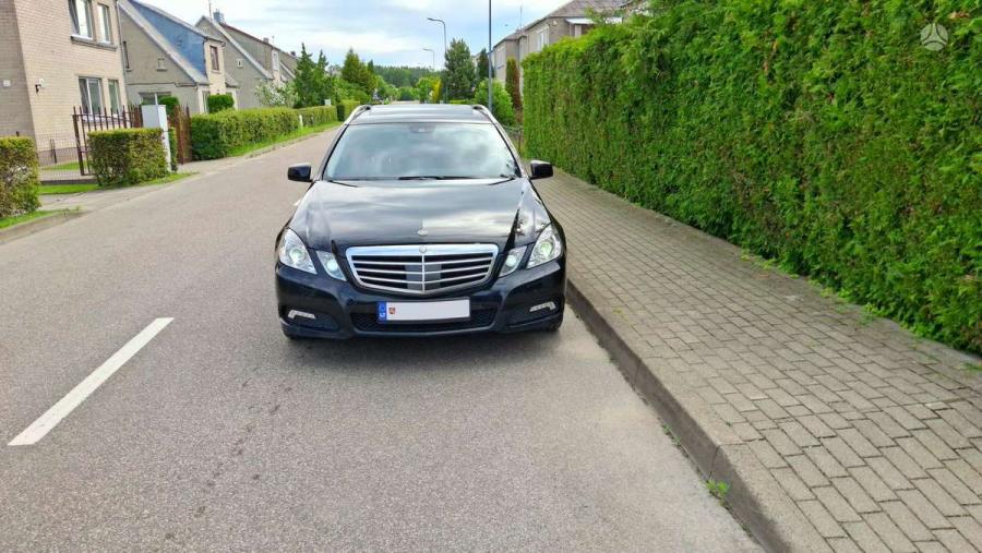 Melns Mercedes-Benz E 350 2009 Plungė, ar dzinēja tilpumu 2.99 L un nobraukumu 277 tūkst. km par 7200 €, foto 1 vietnē AUTOMOTO.COM.LV