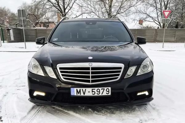 Black Mercedes-Benz E 350 2010 in Jelgava, with an engine capacity of 3.00 L and mileage of 302 thousand km for 9000 €, photo 3 on AUTOMOTO.COM.LV