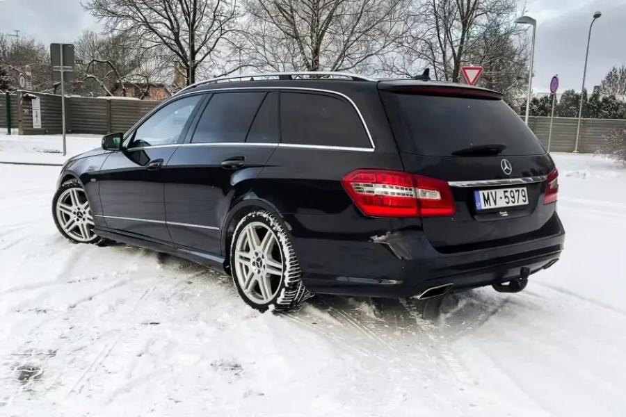 Черный Мерседес E 350 2010 в Елгава, объемом двигателя 3.00 л и пробегом 302 тыс. км за 9000 €, фото 5 на AUTOMOTO.COM.LV