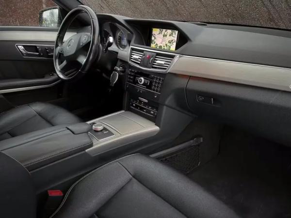 Black Mercedes-Benz E 350 2010 in Jelgava, with an engine capacity of 3.00 L and mileage of 302 thousand km for 9000 €, photo 9 on AUTOMOTO.COM.LV
