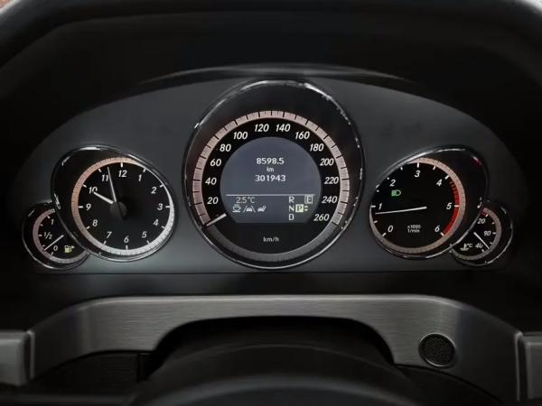 Black Mercedes-Benz E 350 2010 in Jelgava, with an engine capacity of 3.00 L and mileage of 302 thousand km for 9000 €, photo 10 on AUTOMOTO.COM.LV