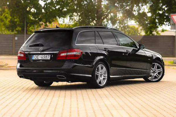 Black Mercedes-Benz E 350 2010 in Jelgava, with an engine capacity of 3.00 L and mileage of 350 thousand km for 7400 €, photo 5 on AUTOMOTO.COM.LV