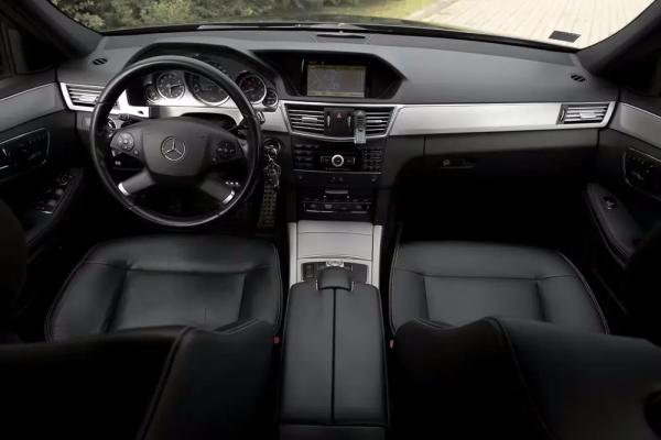 Black Mercedes-Benz E 350 2010 in Jelgava, with an engine capacity of 3.00 L and mileage of 350 thousand km for 7400 €, photo 9 on AUTOMOTO.COM.LV