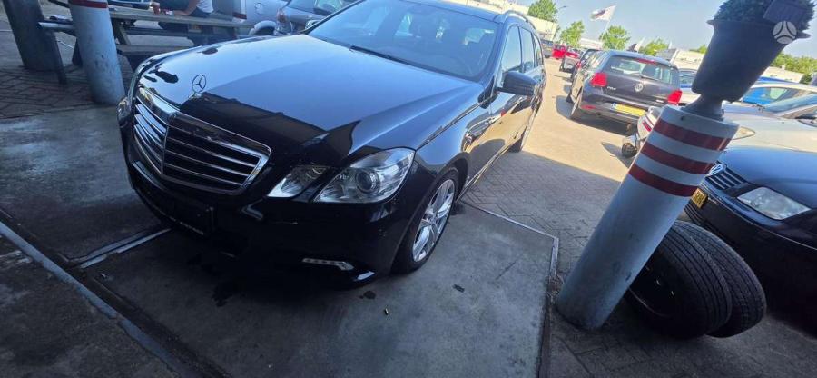 Melns Mercedes-Benz E 350 2010 Raseiniai, ar dzinēja tilpumu 2.99 L un nobraukumu 300 tūkst. km par 4650 €, foto 3 vietnē AUTOMOTO.COM.LV
