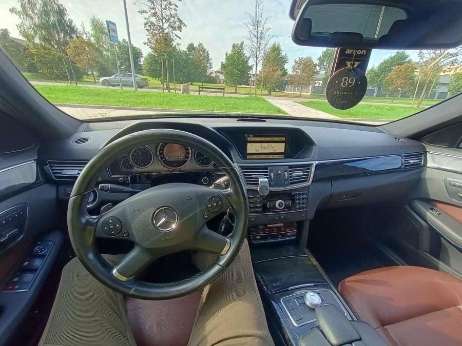 Melns Mercedes-Benz E 350 2010 Šauļi, ar dzinēja tilpumu 2.99 L un nobraukumu 296 tūkst. km par 7100 €, foto 8 vietnē AUTOMOTO.COM.LV