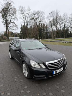 Black Mercedes-Benz E 350 2011 in Kaunas, with an engine capacity of 2.99 L and mileage of 310 thousand km for 5800 €, photo 2 on AUTOMOTO.COM.LV